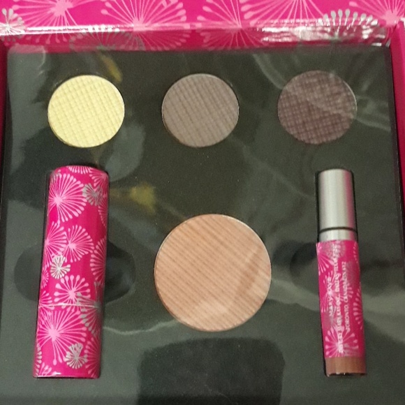 Mary Kay | Makeup | Mary Kay Signature Gift Set | Poshmark